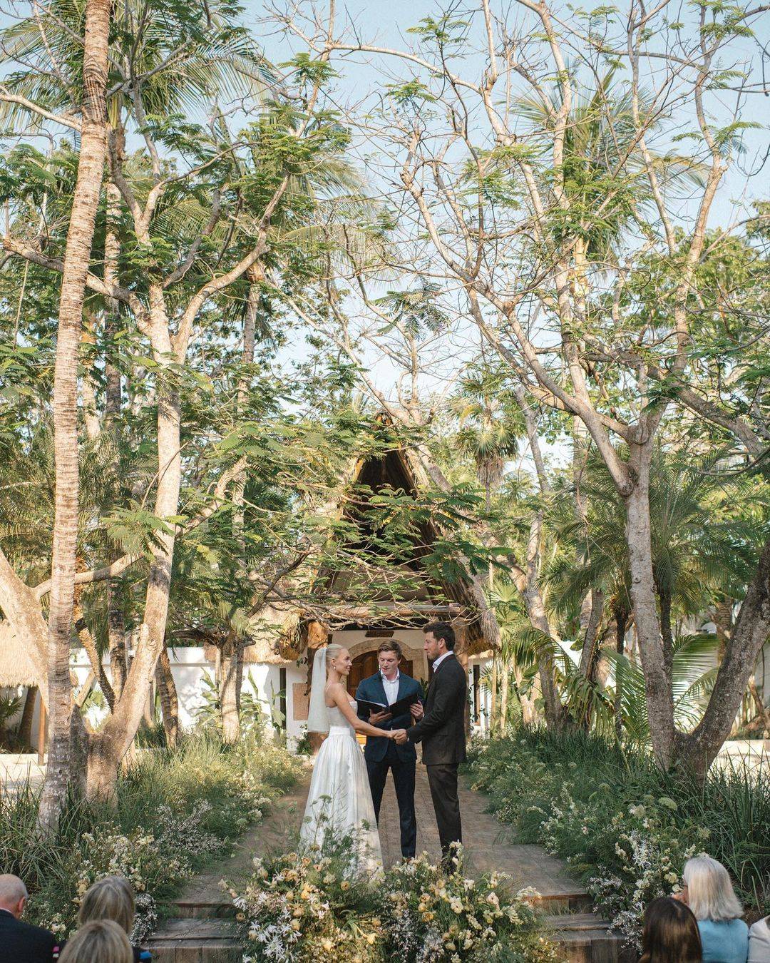 Intip Busana Wedding Elegan Alex Cooper yang Menikah di Surga Riviera ...