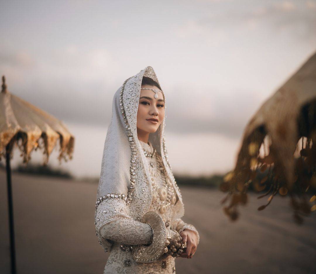 The Power of Golden Hour, Intip Romantisnya Konsep Prewedding Adat Jawa ...