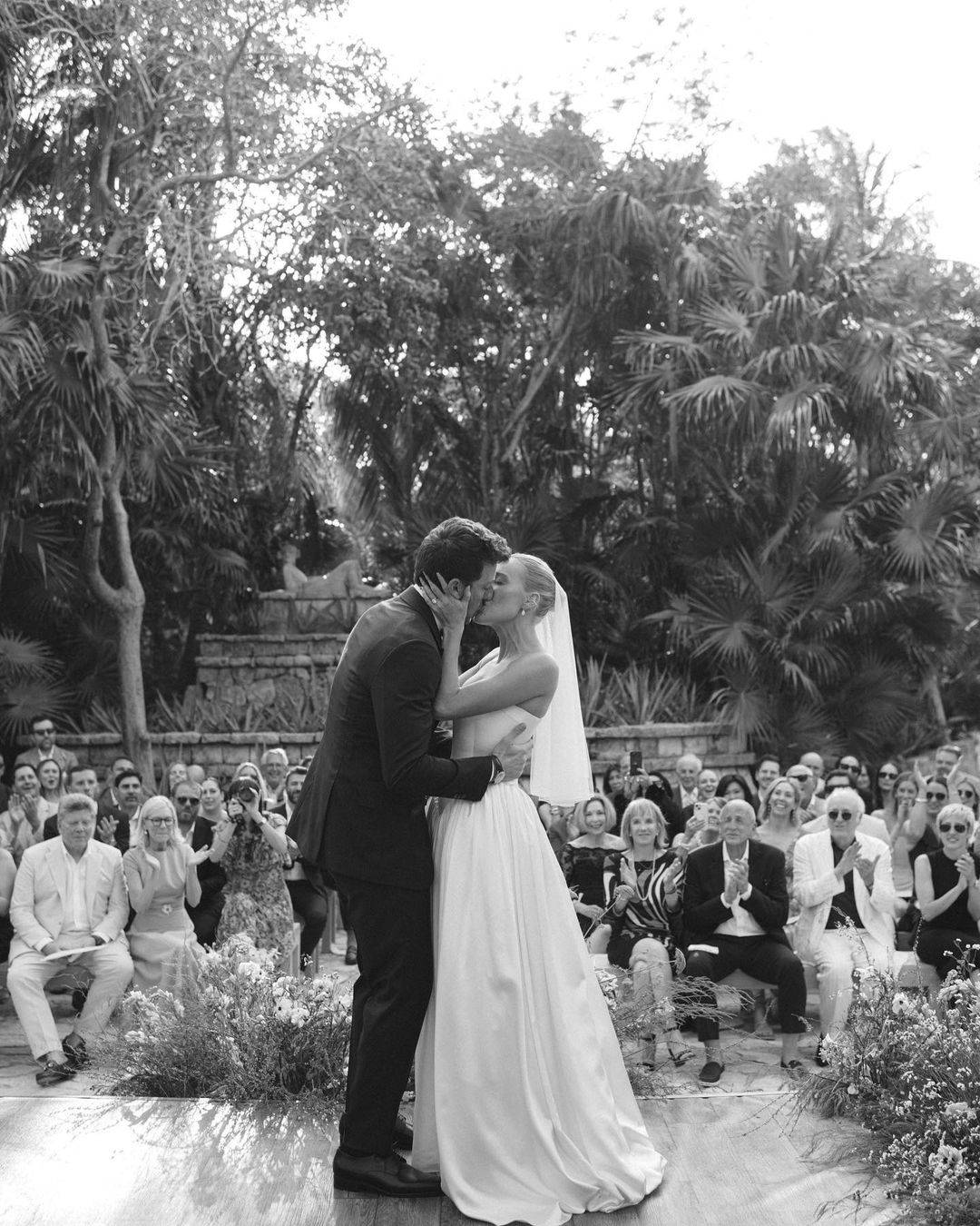 Intip Busana Wedding Elegan Alex Cooper yang Menikah di Surga Riviera ...