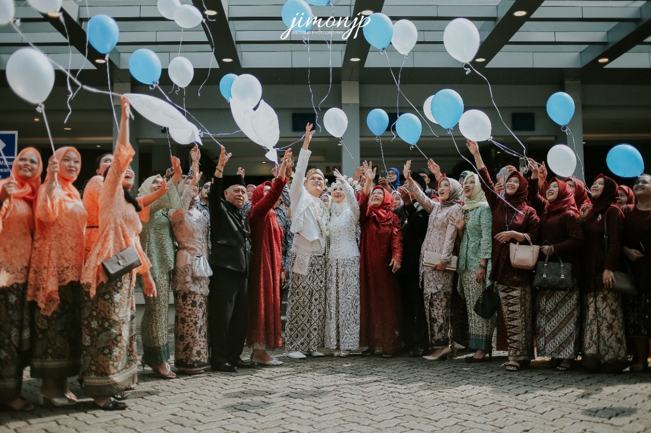 Perpaduan Tema Nasional Dan Adat - Vira & Budi | Weddingku.com
