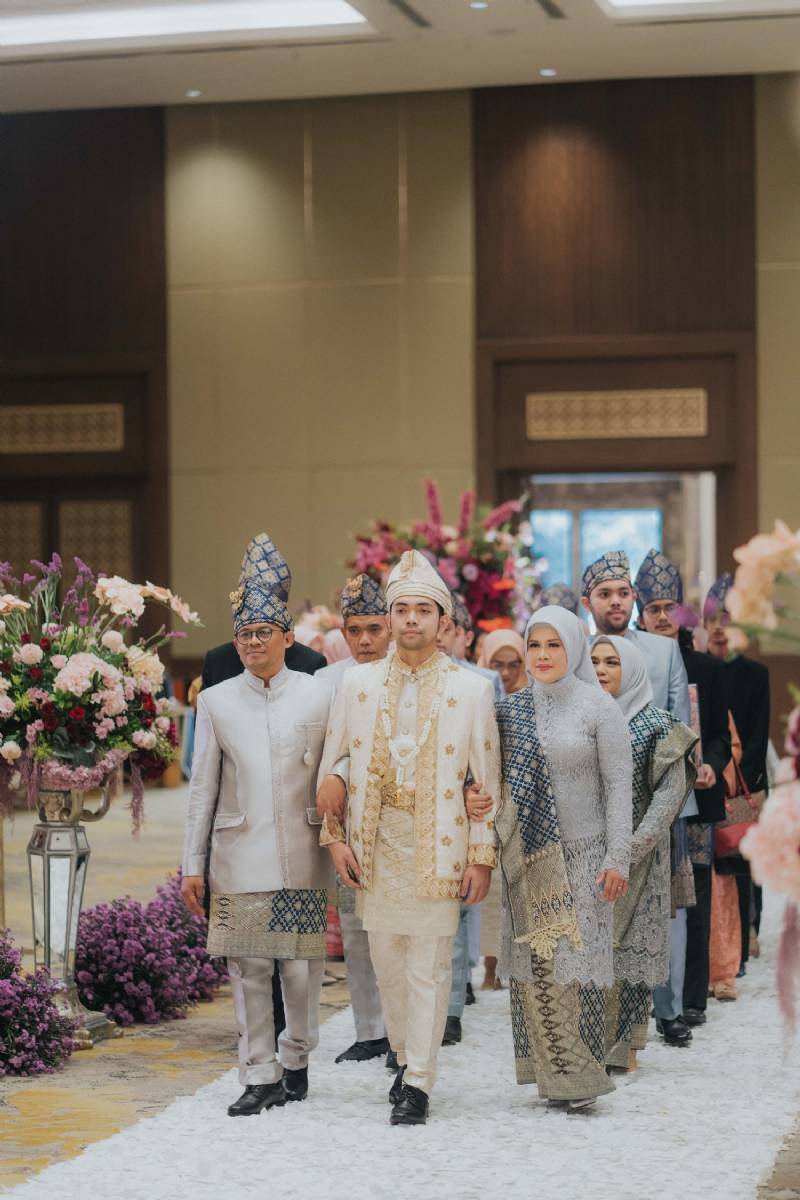 Traditional Minangkabau Wedding Packed with Modern Tone Colors Comes ...