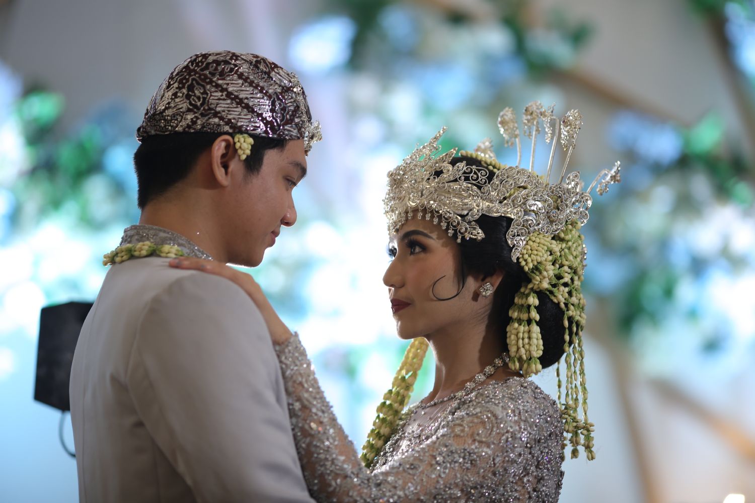 Guna & Milan - Guna & Milan | Weddingku.com
