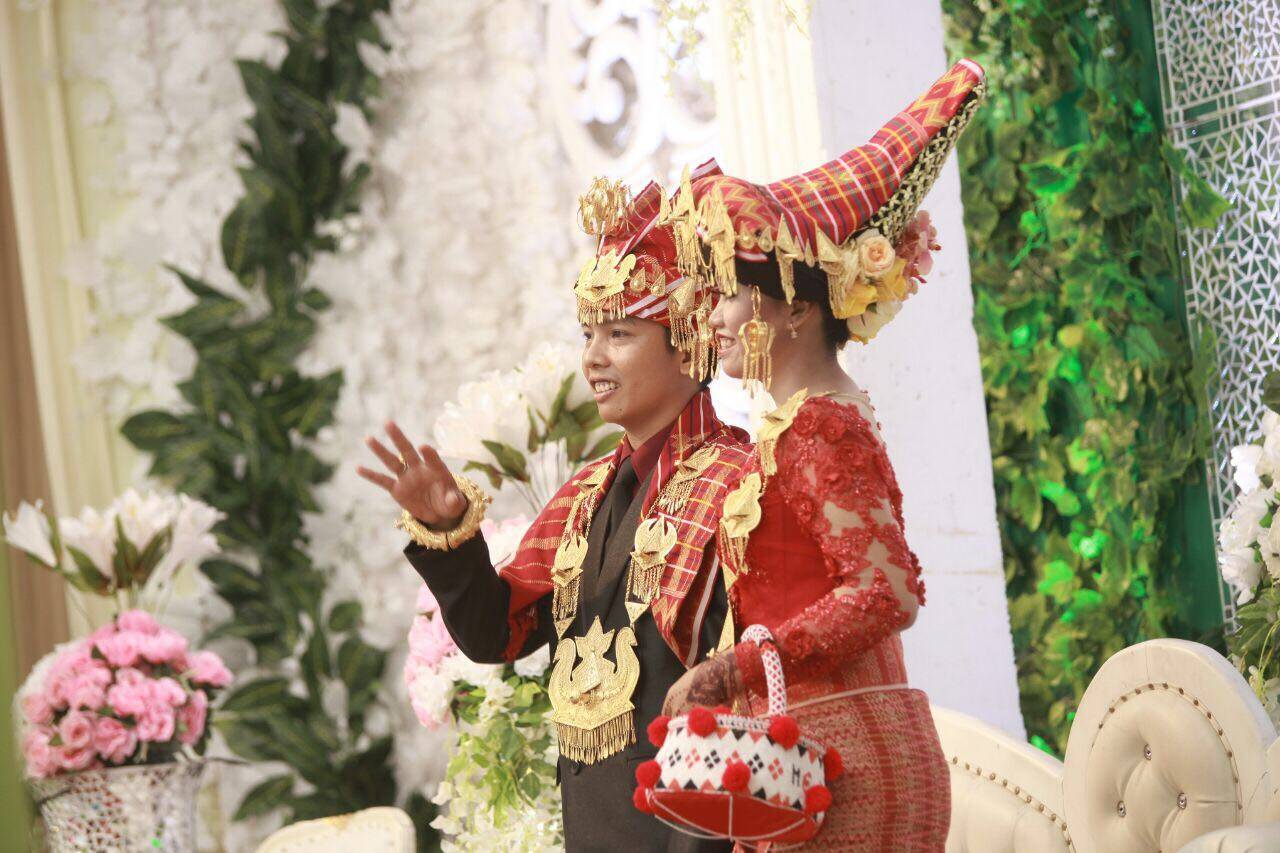 Pernikahan Adat Karo - Erwin Surbakti & Ratieh | Weddingku.com
