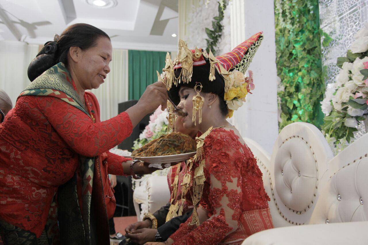 Pernikahan Adat Karo - Erwin Surbakti & Ratieh | Weddingku.com
