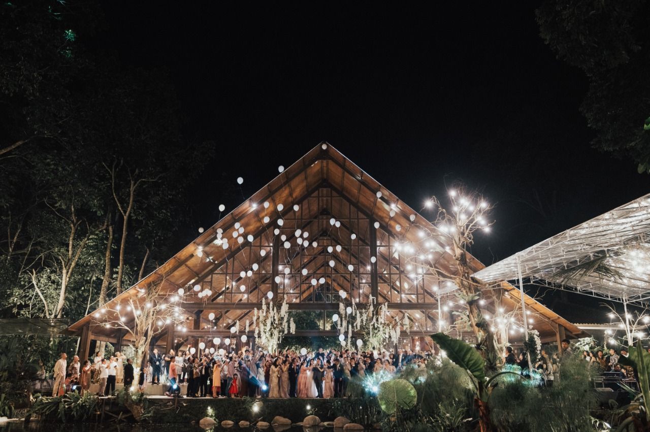A Romantic Garden Wedding of Bryan & Deby at Manten Ballroom @ Imah ...